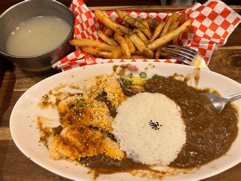 在中原大學 獨自用餐的第29天 今天晚餐吃手切雞咖喱 雞肉很嫩 咖哩香濃 好吃 而且拍起來很醜是因為我吃完了才想到要拍 所以免費加飯加醬之