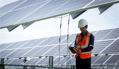 엔지니어들은 성능 검사기로 태양 전지판을 점검하여 각 태양 전지 패널이 최대 효율로 작동하는지 확인합니다 세계의 에너지를 보존하기위한 대체 에너지 재생 가능 사업 Test