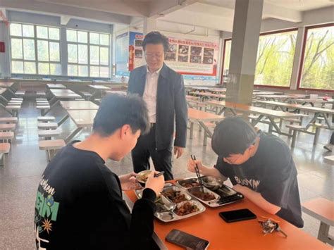 暖心陪餐 以责相伴 校领导暖心陪餐 筑牢食品安全 集宁师范学院新闻网