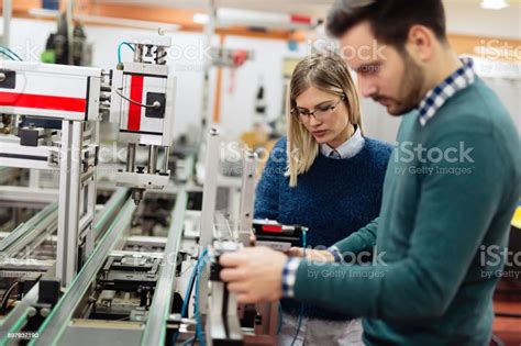 두 명의 젊은 잘생긴 이상의 엔지니어가 배정되었고 전자 부품 Stem 주제에 대한 스톡 사진 및 기타 이미지 Stem 주제 건강 검진 건강관리와 의술 Istock