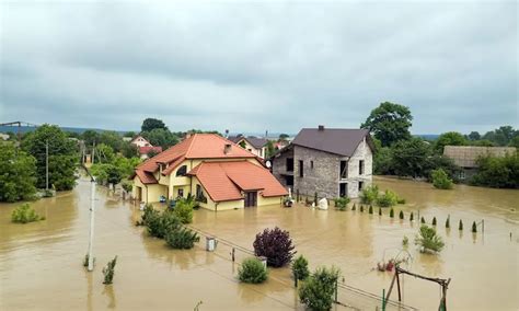 Banjir Makassar Buat Warga Mengungsi Parboaboa