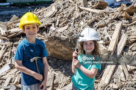 아이들 두 안전띠를 안전모 의 전면 더미 의 숲 2명에 대한 스톡 사진 및 기타 이미지 2명 6 7 살 8 9 살 Istock