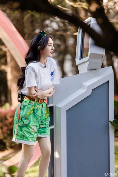 Hơn 1 Năm Qua Dương Mịch Chưa Hề Về Hong Kong Thăm Con Gái Lần Nào