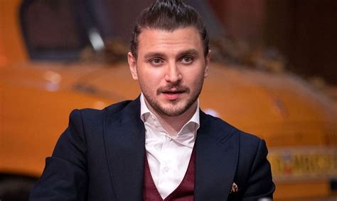 عکس‌های عصا به‌دست دارا حیایی جلب‌توجه کرد