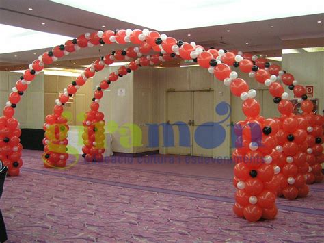 Túnel hecho con columnas de globos unidas por arcos Giramón Giramón