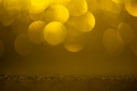 따뜻한 노란색 보케 배경 위에서 빛나는 황금색 원과 반짝이가 반짝이며 축하 디자인을 위한 고급스러운 복사 공간을 제공합니다 50주년에 대한 스톡 사진 및 기타 이미지