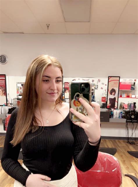 Hi Babes Which Daddy Wants To Buy Me Lunch😘🥰 Message Me R