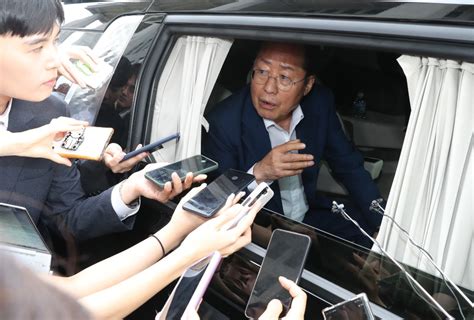 르데스크 홍준표 폭우 속 골프 논란“괜한 트집잡지 마라”