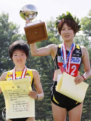 女子で優勝し、カップを掲げる加納由理（右）と2位の野尻あずさ ― スポニチ Sponichi Annex スポーツ