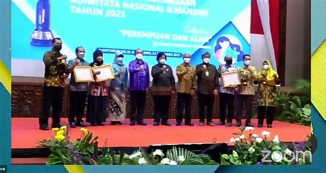 Sekolah Di Kaltim Terima Penghargaan Adiwiyata Nasional Dan Mandiri