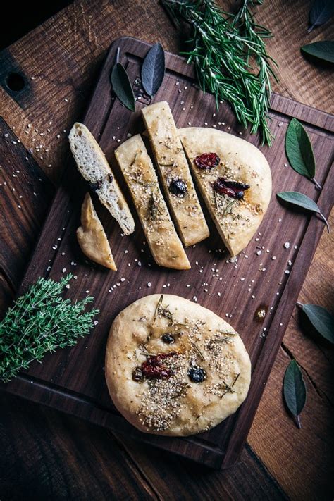 Mini Focaccia mit Kräuteröl aus Rosmarin und Salbei Rezept Lebensmittel essen Focaccia