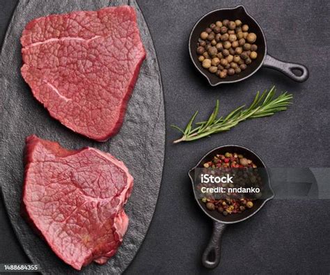 나무 판자에 향신료 후추 로즈마리 장식 소금 올리브 오일을 곁들인 쇠고기 생 조각 0명에 대한 스톡 사진 및 기타 이미지 0명 고기 날것 Istock