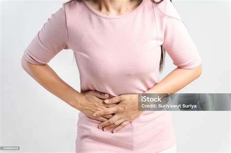 흰색 배경에 고통스러운 복통을 가진 젊은 아름다운 여자 만성 위염 복부 팽만 개념 갈색 머리에 대한 스톡 사진 및 기타 이미지