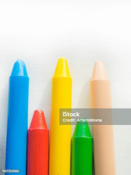 그리기에 대 한 컬러 크레용 화이트 보드 복사할 공간이 있습니다 지식의 날의 개념 9 월 1 일 수업 시작 0명에 대한 스톡 사진 및 기타 이미지 Istock