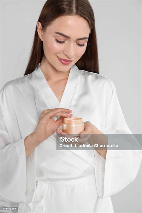 밝은 배경에 항아리에서 핸드 크림을 가져가는 웃는 여자 20 24세에 대한 스톡 사진 및 기타 이미지 20 24세 건강