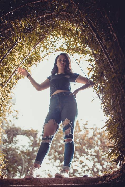 Foto Mujer Con Camiseta Negra Y Pantalones Cortos De Mezclilla Azul