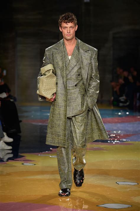 「皮革」格子襯衫、針織提花細節表達流動與安靜的強大！bottega Veneta「23 春夏系列」五大亮點一次看 Gq Taiwan