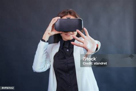 스튜디오에서 검은색에 행복 한 여자 안경 Vr 가상 현실 헤드셋을 이용 하는 경험을 가져옵니다 3차원 형태에 대한 스톡 사진 및 기타 이미지 Istock