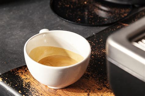 전문 바리 스타 커피 한잔 아름 다운 심장 모양 라 떼 아트 만들기를 보유 하고있다 흰색 컵에 하트 모양 핫 아트 라 떼 커피 갈색에 대한 스톡 사진 및 기타 이미지