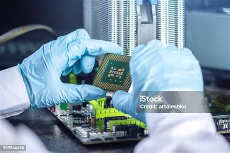 손에 장갑에 엔지니어 기술자 컴퓨터 실패를 검토 하 고 수리 마이크로칩의 개념 반도체에 대한 스톡 사진 및 기타 이미지