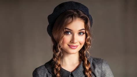 Девушка в берете улыбается на сером фоне · 2560x1440 Qhd And Wqhd 169