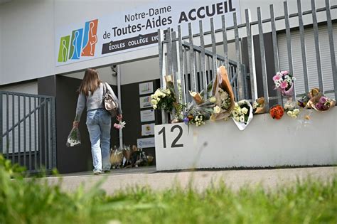 Attaque Au Couteau à Nantes Les Lycéens Rendent Hommage à Leur