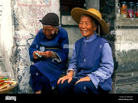 2 Two Chinese Women Bai Women Bai Ethnicity Ethnic Minority