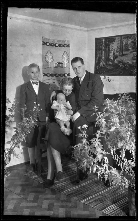 Familj Med Spädbarn Västergötlands Museum Digitaltmuseum