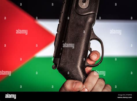 Krieg zwischen Israel und Palästina Der Mann hält eine Waffe