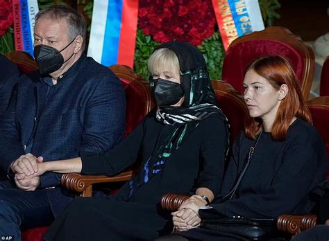 تصاویر دختر بر سر جنازه پدر عزاداری دختر گورباچف همشهری آنلاین