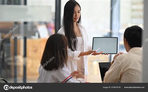 Photo Beautiful Woman Presenting Her Project White Blank Screen Computer Stock Photo