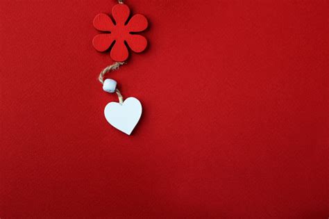 발렌타인 데이의 구성 배경입니다 빨간 꽃 아래 빨간 배경에 나무로 만든 하얀 하트가 자연의 실에 걸려 있습니다 복사 공간 0명에 대한 스톡 사진 및 기타 이미지 Istock