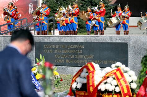 ФОТО Хэлмэгдэгсдийн хөшөө нд цэцэг өргөж хүндэтгэл үзүүлэх ёслолд Ерөнхийлөгч У Хүрэлсүх