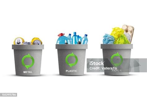 쓰레기통에 구겨진 플라스틱 병 맥주 캔 구겨진 종이 흰색 배경에 격리되어 있습니다 쓰레기 분류 개념입니다 폐기물 재활용 생태학 0명에 대한 스톡 사진 및 기타 이미지