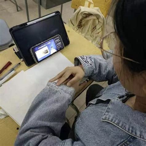 学院新闻 经济管理学院组织学生观看江西省就业育人大讲堂直播活动