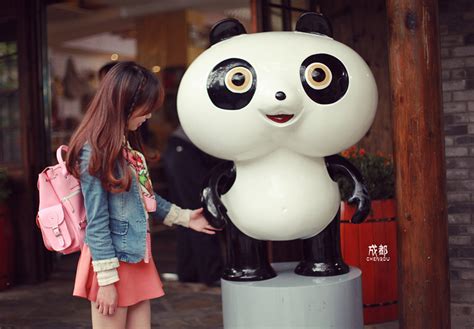 2024 斗的载客的自行车丈夫骑车妻子乘坐因此被称为耙耳朵是成都市井文化中一道独特而温馨的风景线 宽窄巷子 评论 去哪儿攻略