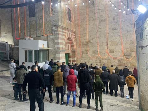 جماهير غفيرة تحيي فجر الشهداء بالأقصى والإبراهيمي ومساجد الضفة صفا