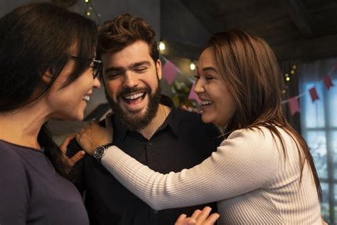 함께 시간을 즐기는 친구 무료 사진