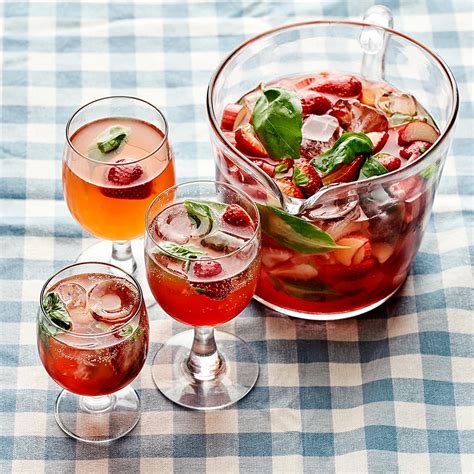 Bål med rabarber jordgubbar och basilika Recept ICA se