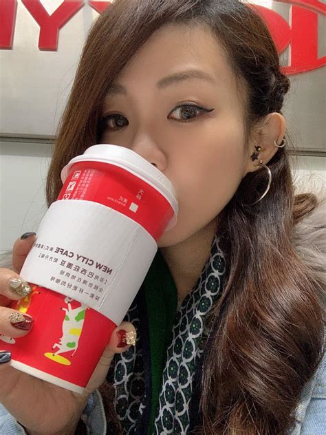 Mier戴小如 冷冷冷～真的變天了 好冷唷～ 怎麼樣都要來上一杯咖啡☕️ 天氣實在太冷了