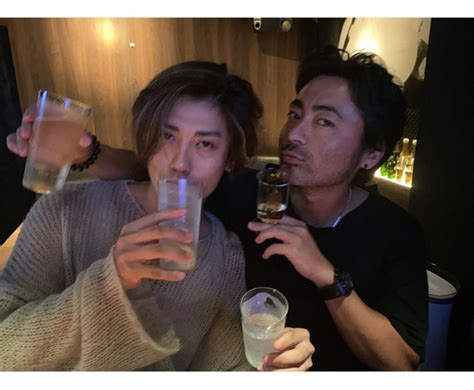 赤西仁、山田孝之とラブラブ飲みデート？ゼロ距離の仲良しぶりが微笑ましい 歌詞検索サイト【utaten】ふりがな付