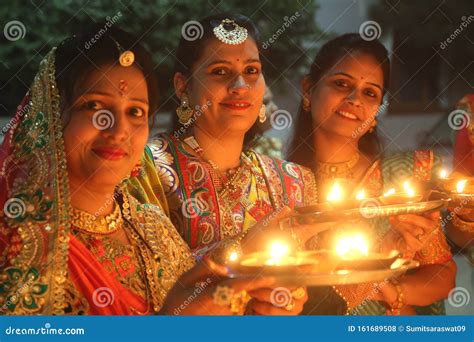 Tre Belle Signore Sorridenti Festeggiano Il Diwali Fotografia Stock