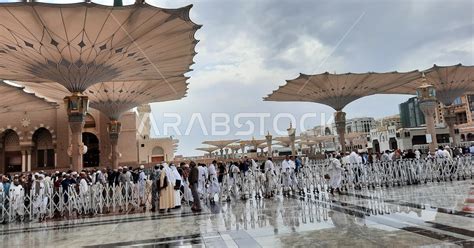 الأجواء والنفحات الروحانية تجمع الزوار في ساحة المسجد النبوي الشريف في