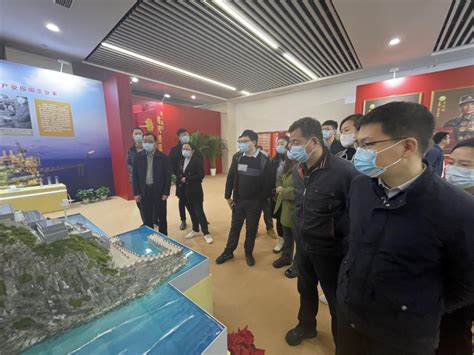 江苏省地方金融监督管理局 图片新闻 省地方金融监管局组织干部职工参观“新时代江苏重大先进典型主题影像展”