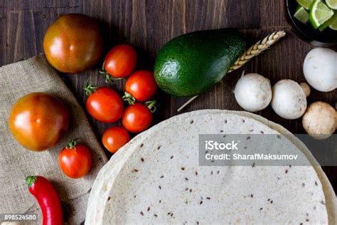 Tortillas나무 테이블에 야채와 함께 옥수수 빵 껍데기에 대한 스톡 사진 및 기타 이미지 껍데기 파히타 곡초류