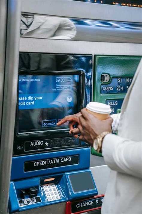 ~을 사용하여 Atm 거래 거래 편의성 결제 결제 처리 교통카드 금융 금융 기술 기계 대중교통 도시 이동성