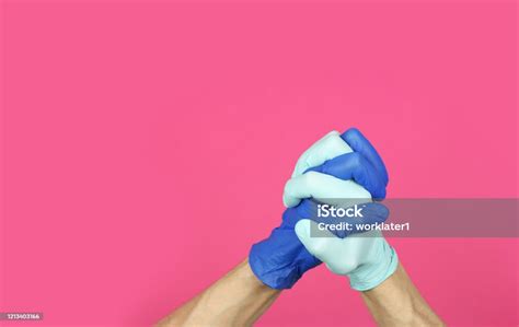 고무 의료 장갑에 손 다른 색상은 함께 잠겨 바이러스 전염병에 대한 공동 싸움에 서명 사람들은 희망과 건강을 위해기도 복사 공간