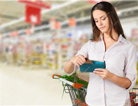 Compras Cupón Supermercado Comestibles Mujer Ahorro Comida Foto Premium