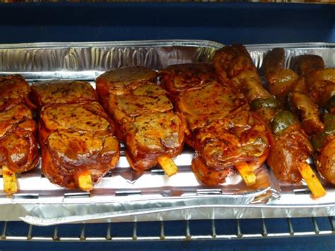 Würzig marinierte gegrillte Fleischspieße mit Nudelsalat einfach von Test