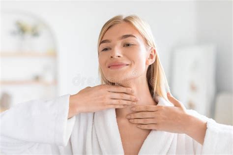 Mujer Rubia Guapa Aplicando Crema Hidratante En El Cuello En El